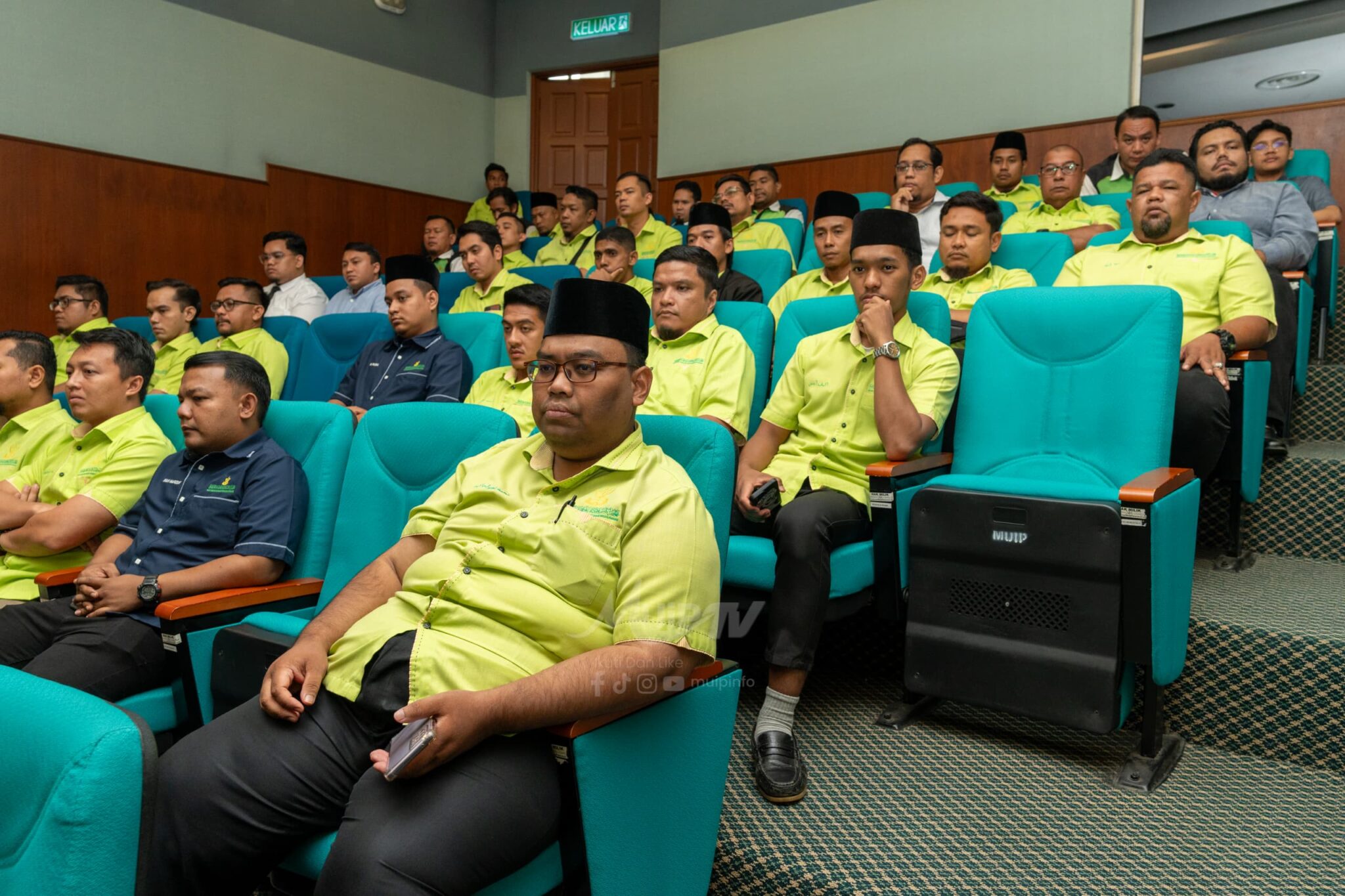 MEMARTABATKAN ADAT RESAM MELAYU - Majlis Ugama Islam dan Adat Resam ...