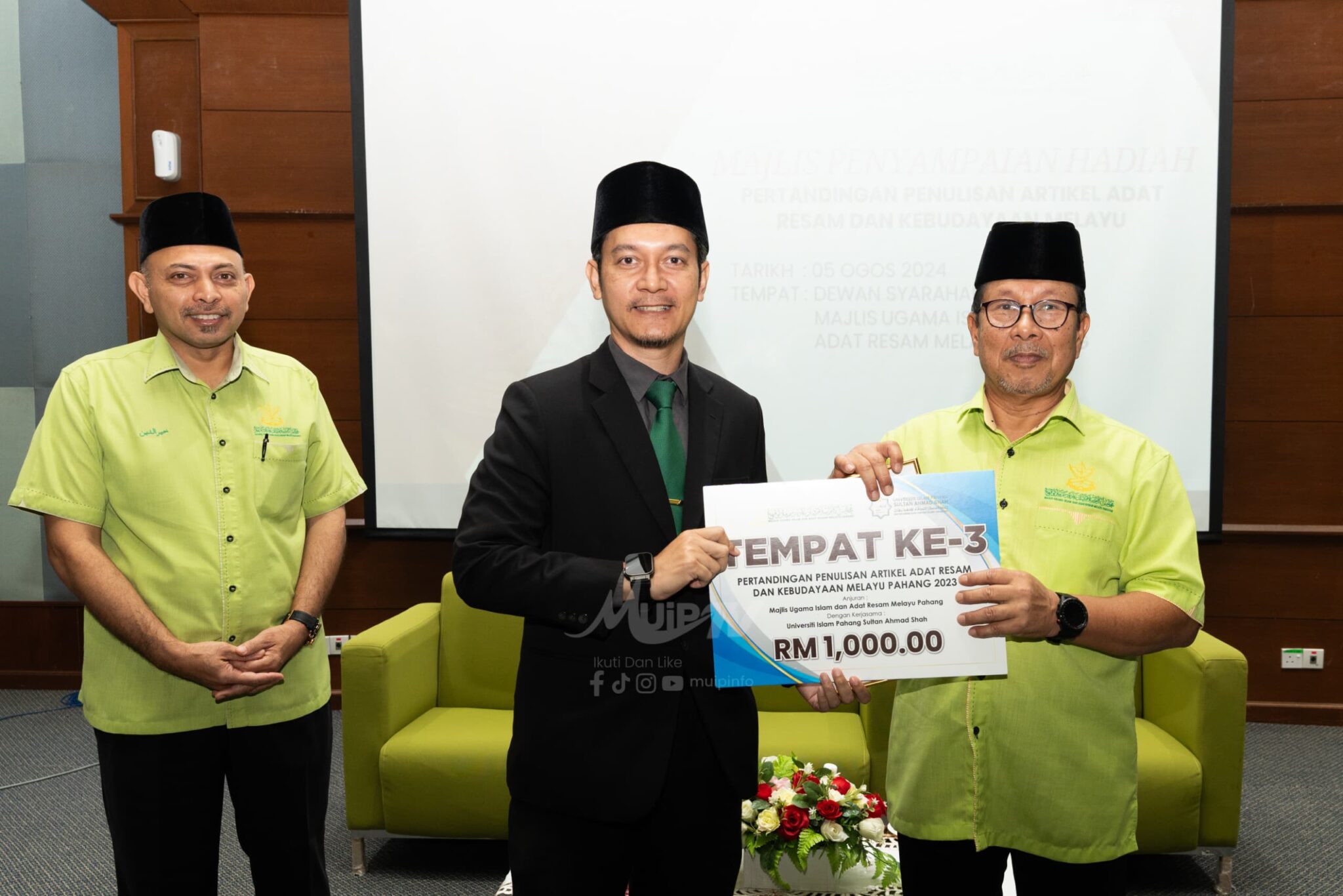MEMARTABATKAN ADAT RESAM MELAYU - Majlis Ugama Islam dan Adat Resam ...