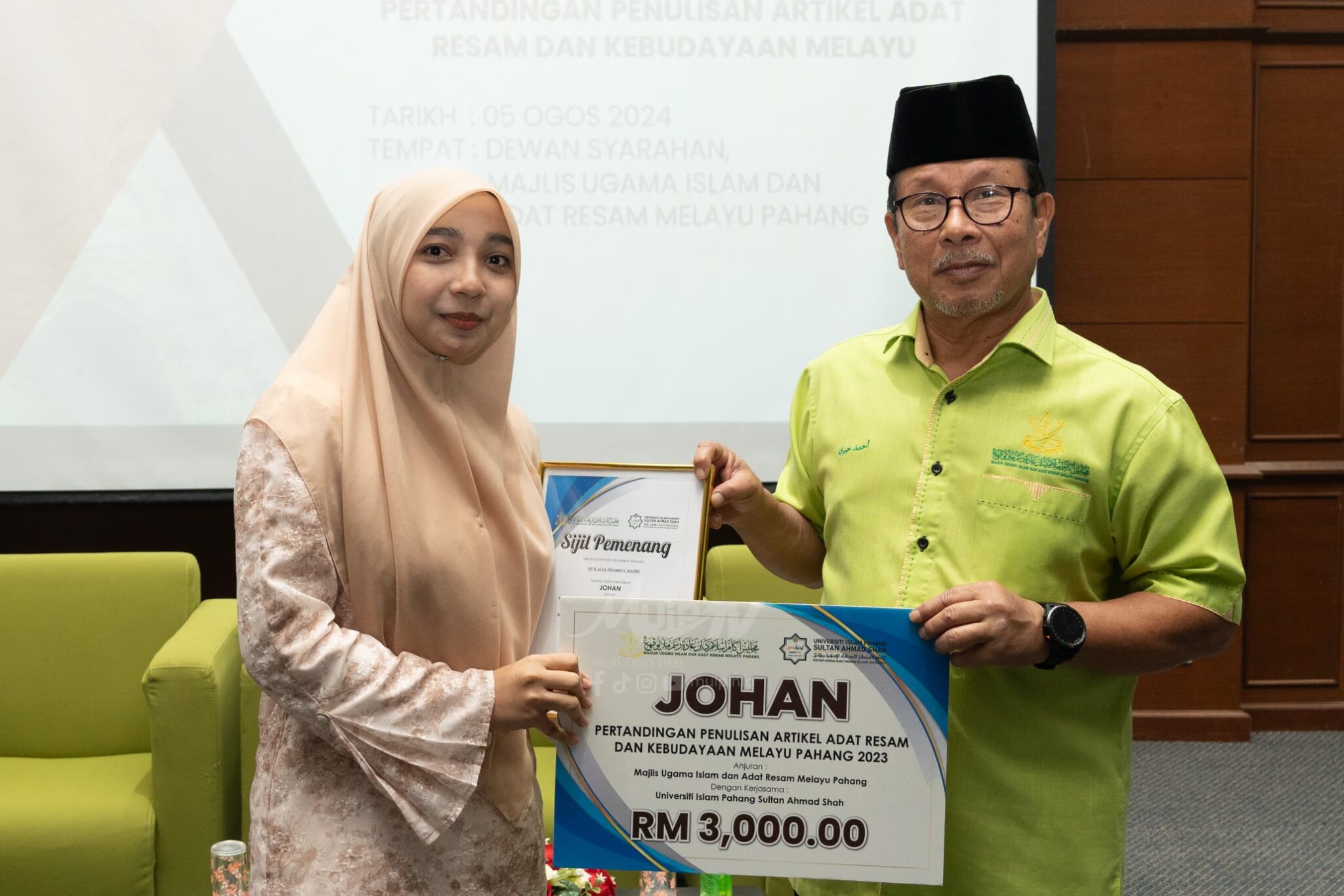 MEMARTABATKAN ADAT RESAM MELAYU - Majlis Ugama Islam dan Adat Resam ...